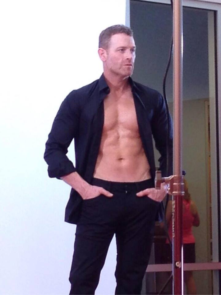 Max Martini, Taylor en la película 50 Sombras de Grey, luce tipo en el gimnasio